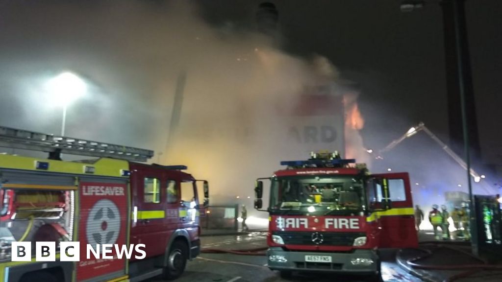 Croydon warehouse blaze tackled by firefighters - BBC News