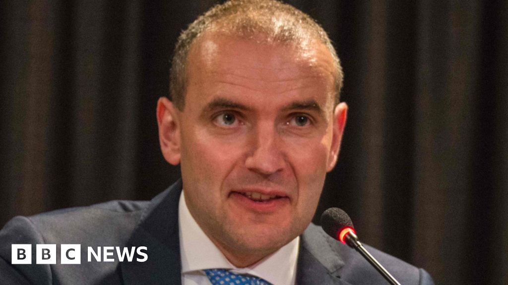 Iceland historian Johannesson wins presidential election - BBC News