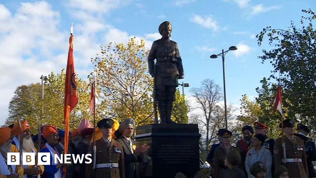 Leicester: Statue honouring Sikh soldiers unveiled - BBC News