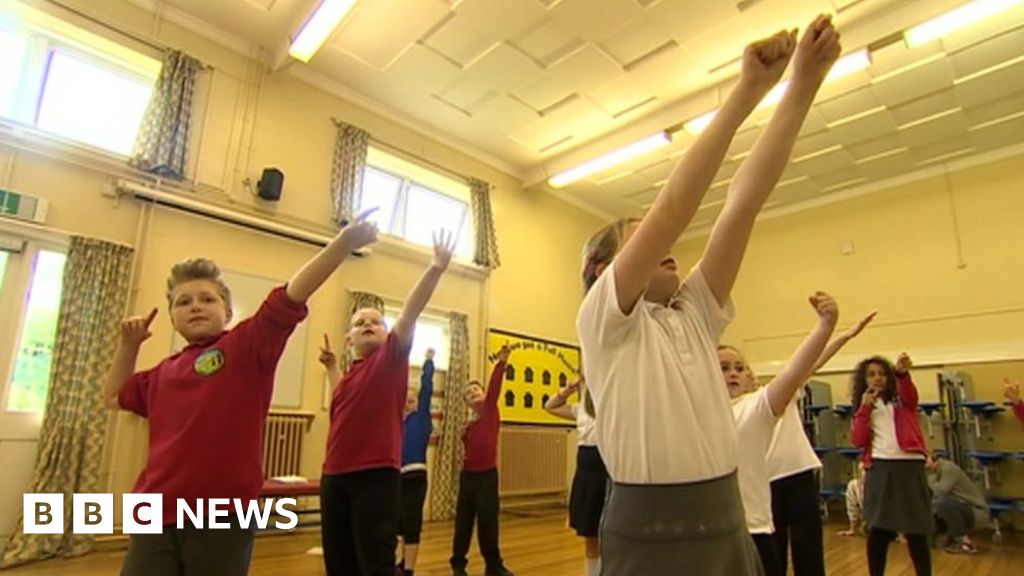 Shakespeare giving Rumney school pupils 'confidence' - BBC News