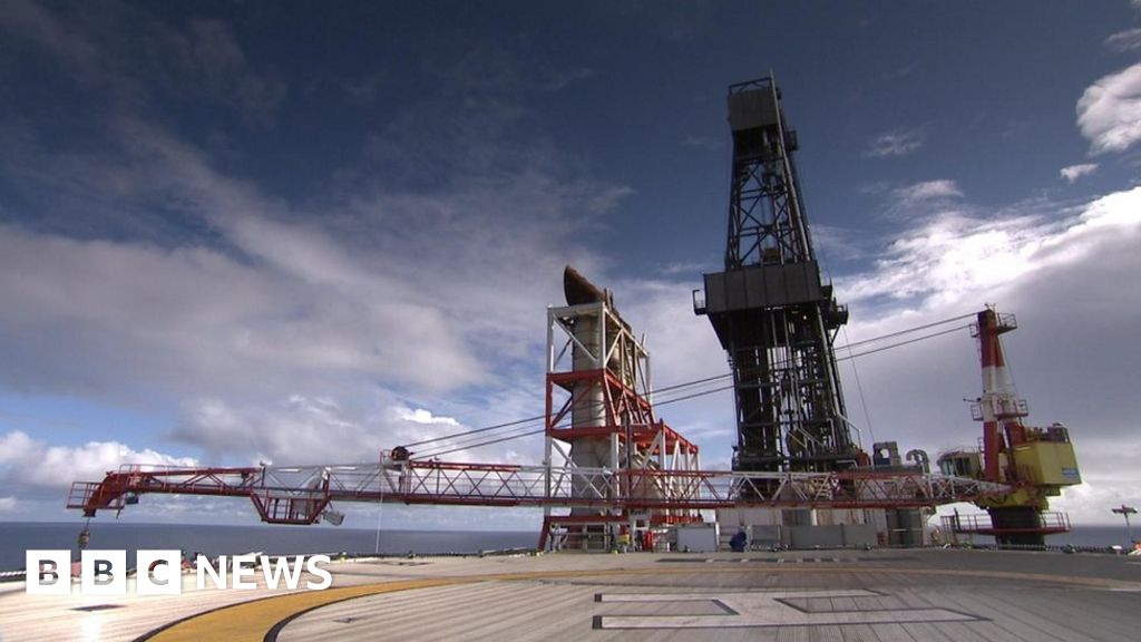 Leaked BP platform oil 'moving away from land' - BBC News