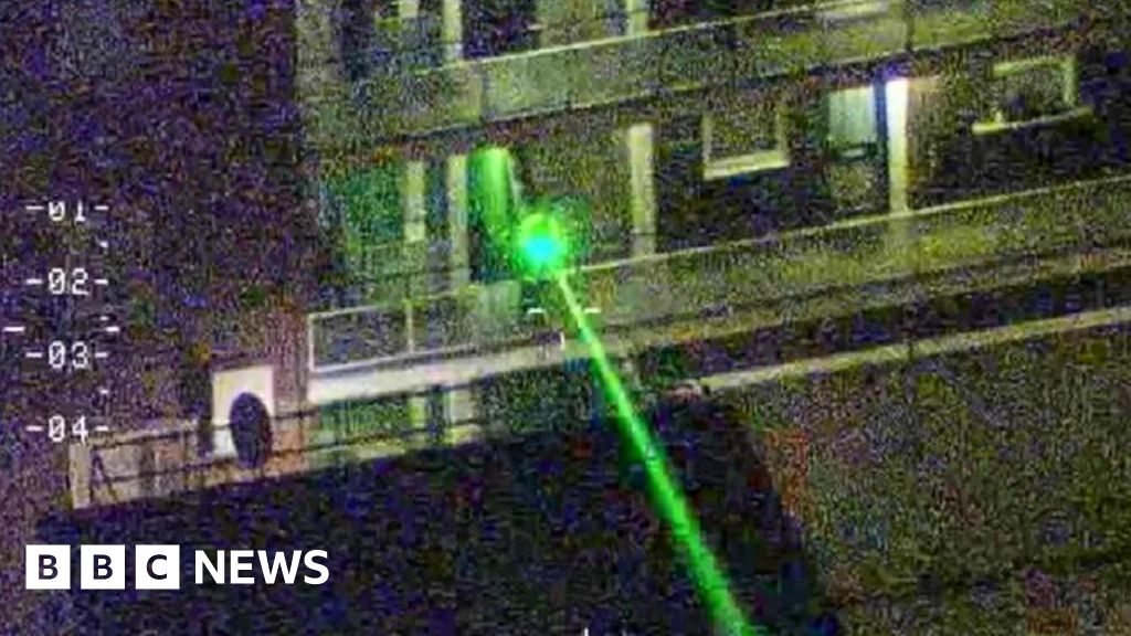 Pilots report more than 1,400 laser incidents in 2015 - BBC News