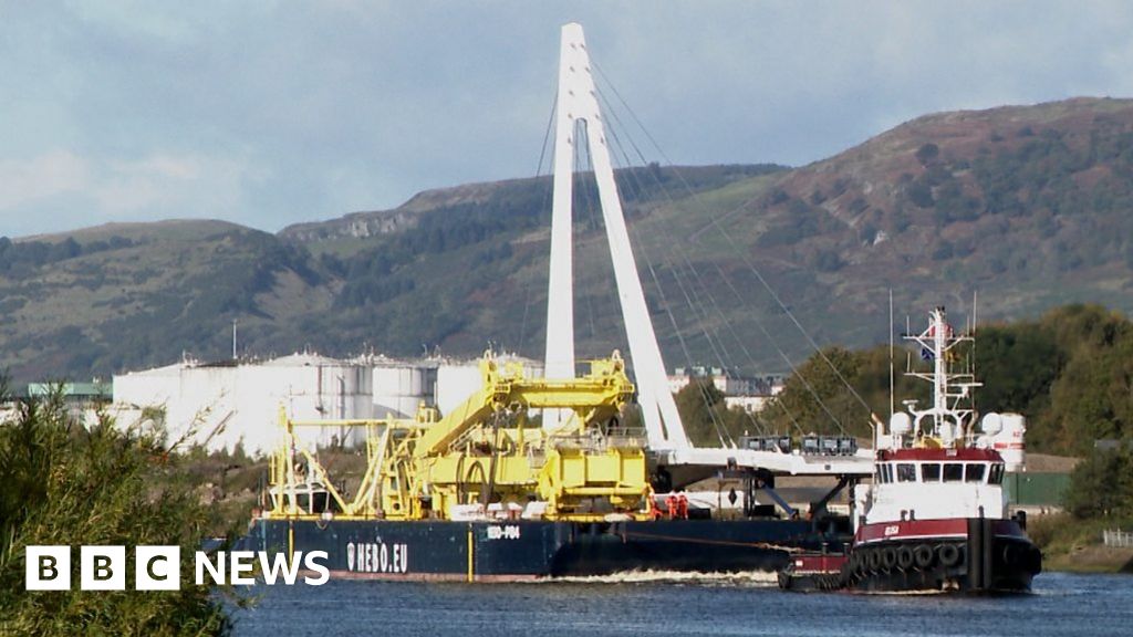 New Govan-Partick bridge sails down Clyde to Glasgow - BBC News