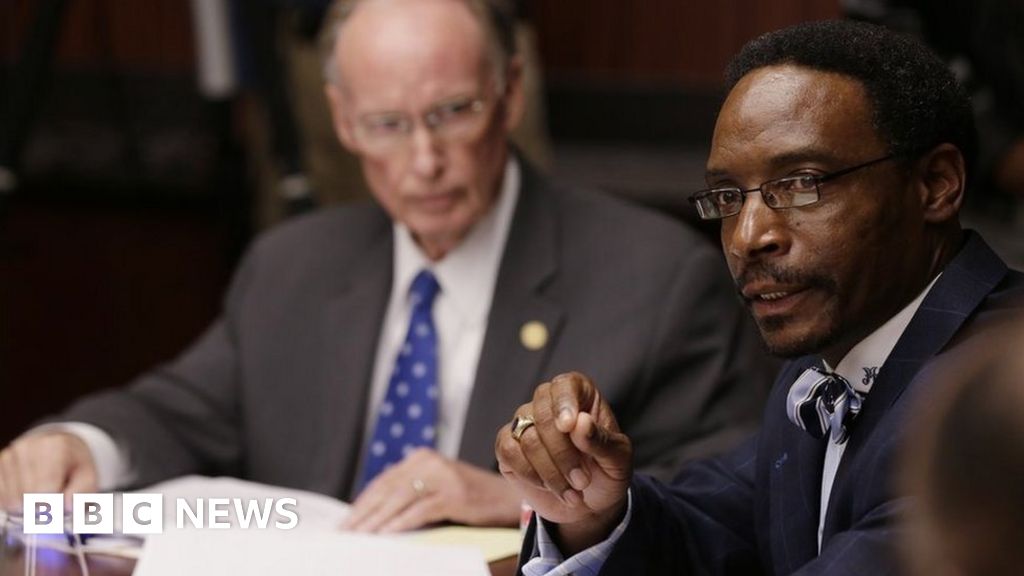 Alabama judge orders defendants to give blood to avoid jail - BBC News