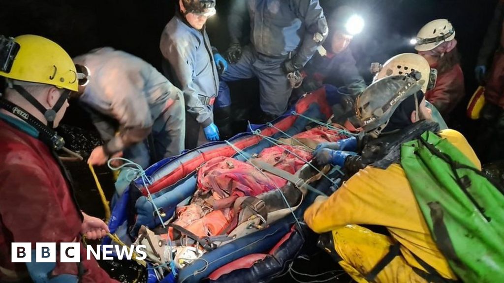 Brecon Beacons: Caver recounts surviving 54-hour rescue - BBC News