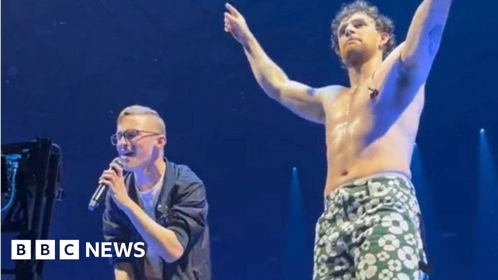 South Shields teen sings with Tom Grennan on stage in Newcastle - BBC News