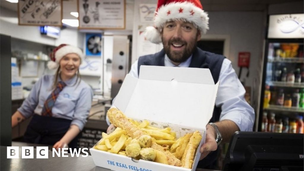 Dunkeld chippy offers deep-fried Christmas dinner - BBC News