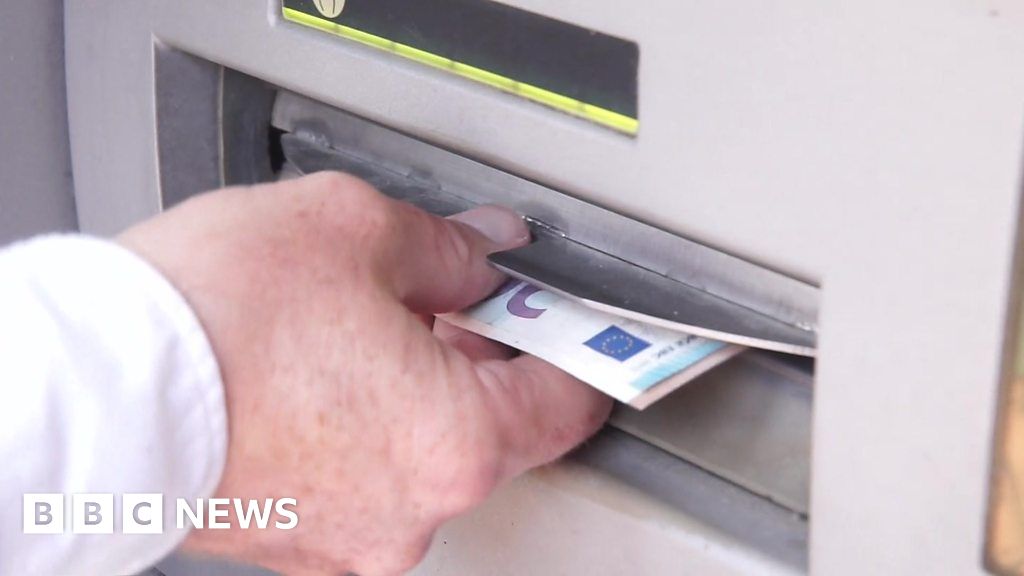 Holiday credit card charges - and how to avoid them - BBC News