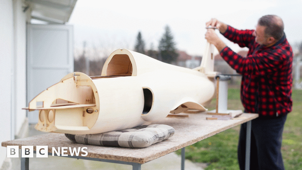 Model aircraft pilots angry over drone laws - BBC News