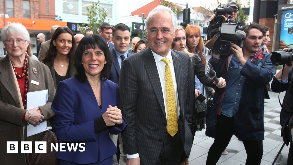 Australia PM Turnbull's conservatives win tight election - BBC News