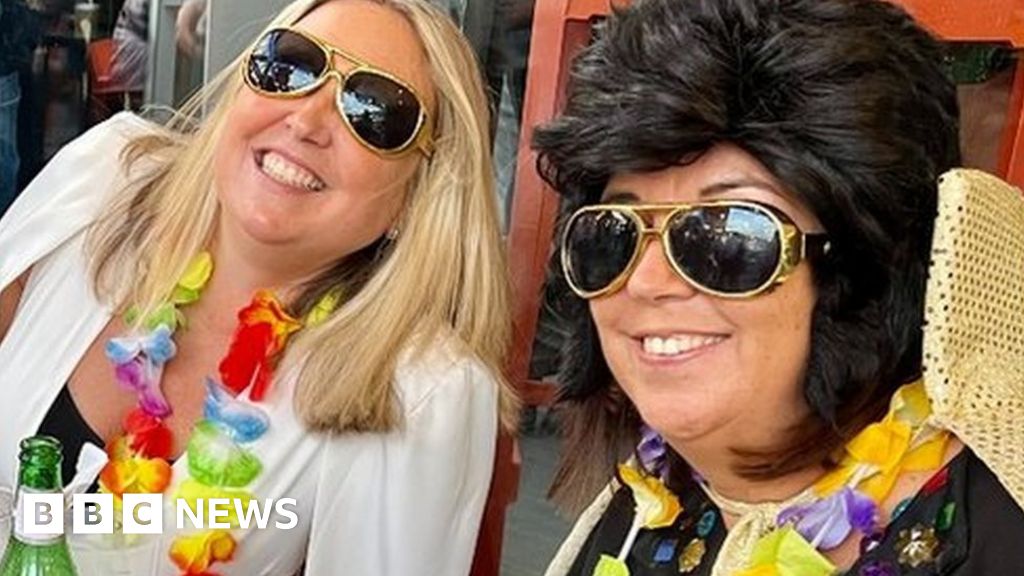In Pictures: Porthcawl Elvis festival 2022 - BBC News