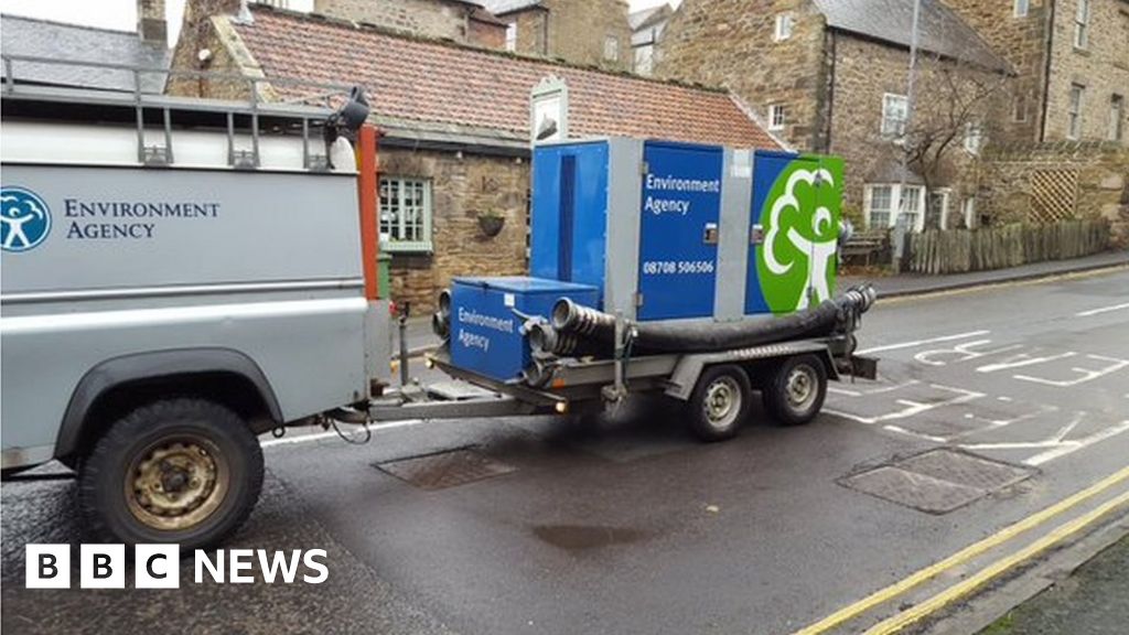 Storm Desmond: Clean-up under way in Corbridge - BBC News