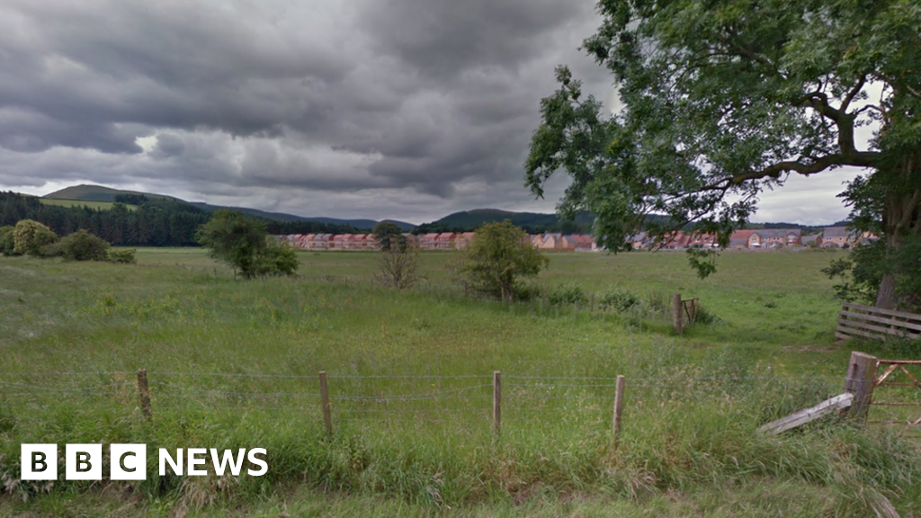 Peebles housing bid for hundreds of homes - BBC News