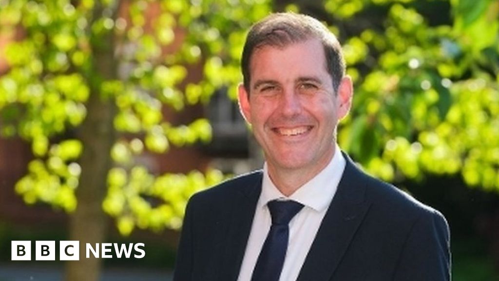 West Berkshire Council leader Lee Dillon quits to run as MP