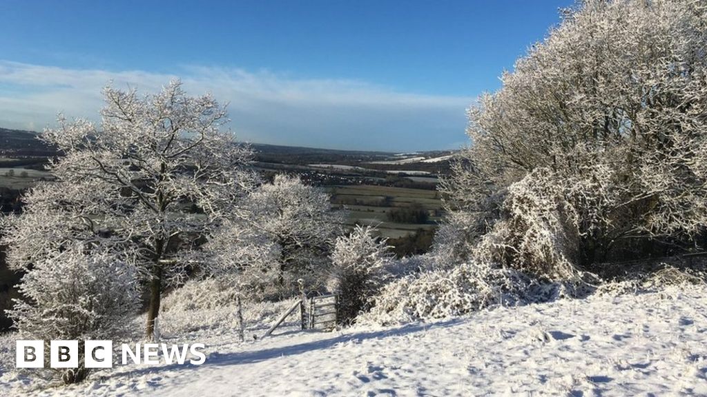 In pictures: Snowy scenes from around England - BBC News