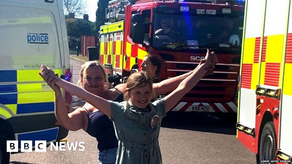 Coronavirus: Police make lockdown girl's 'best birthday' - BBC News