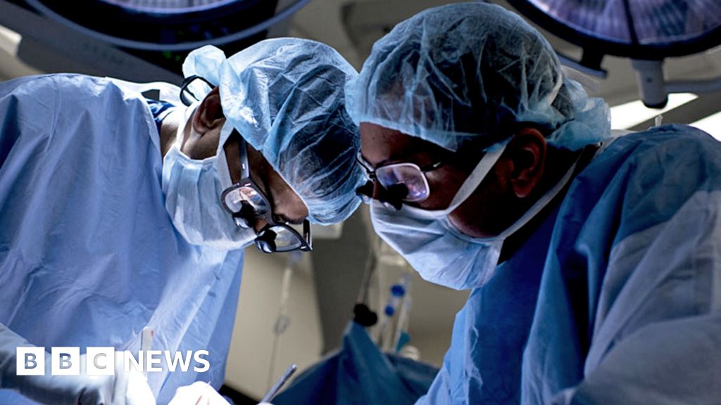 Surgeons who want you to touch knife crime - BBC News