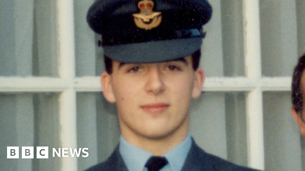 LGBT military ban: Ex RAF navigator speaks of trauma - BBC News