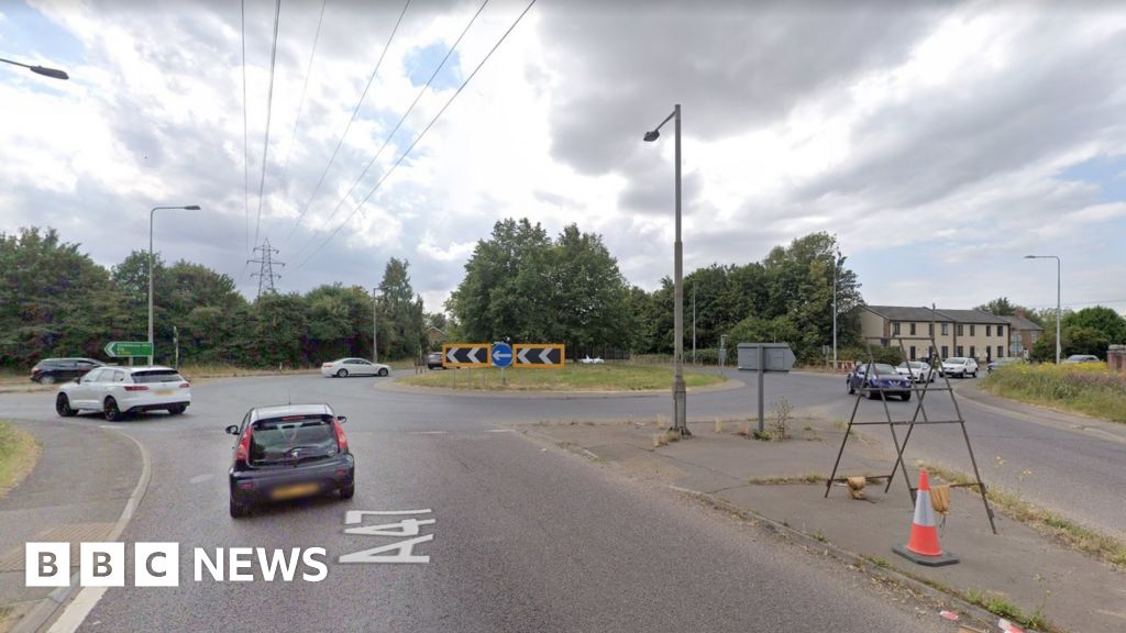 Wisbech: Man killed as car strikes tree near to A47 junction - BBC News