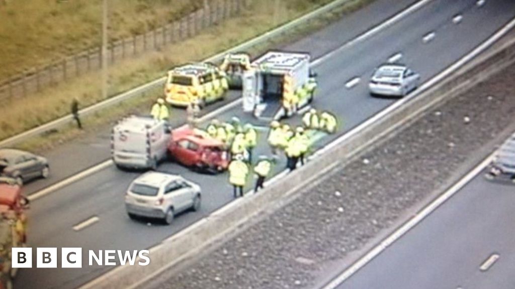 Driver injured in four-vehicle crash on northbound M80 - BBC News
