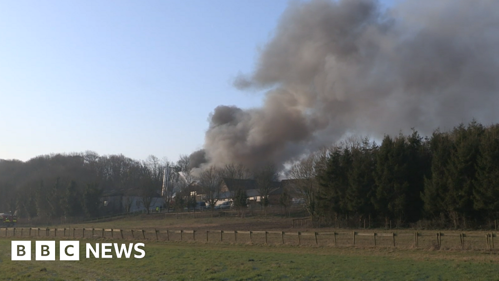 Fire crews tackle Isle of Wight 'car storage barn' blaze - BBC News