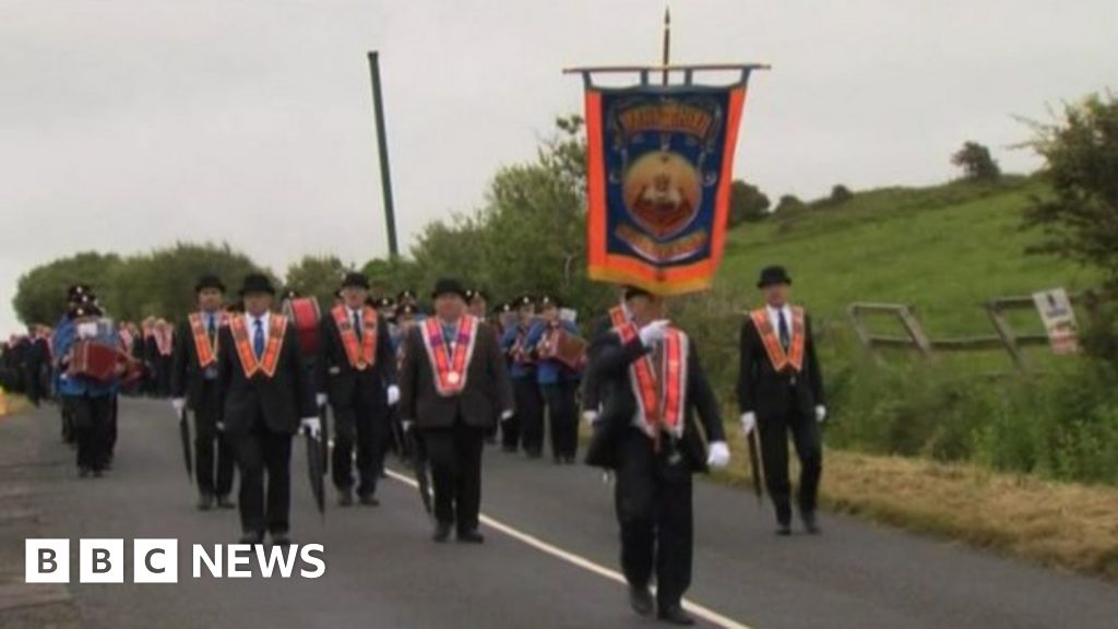 Orange Order: Thousands attend annual Rossnowlagh parade - BBC News