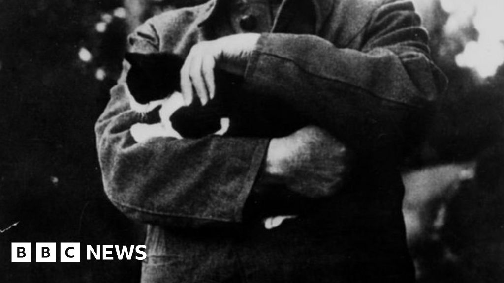 Rare photos of Lenin to go on display in Oxford - BBC News