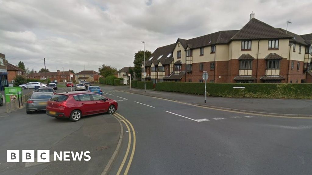 School bus hits four children in Corby crash - BBC News
