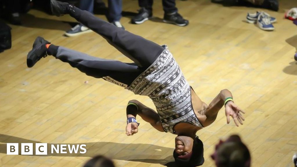 Nottingham hosts over-40s break-dancing competition - BBC News
