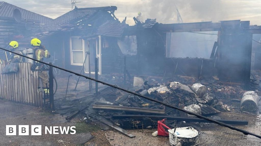 Nazeing bungalow destroyed in fire - BBC News