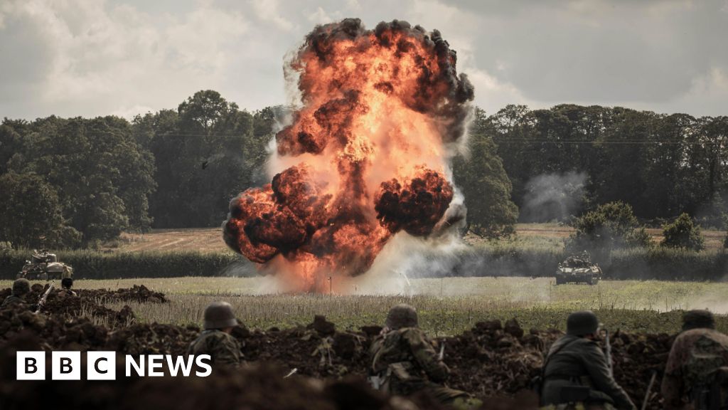 'Country's largest' WW2 re-enactment held at Leicestershire event - BBC ...