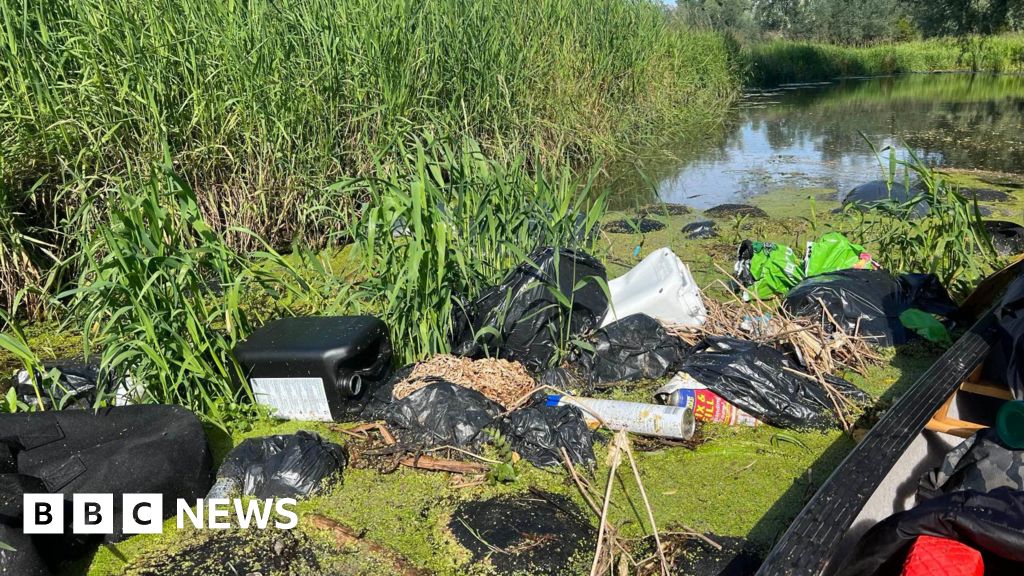 River Waveney sees 60 bags of rubbish dumped in water - BBC News
