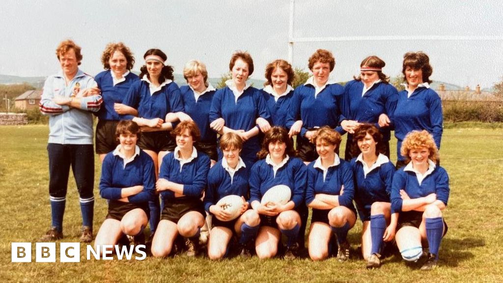Barrow Raiders exhibition celebrating history of women's rugby - BBC News