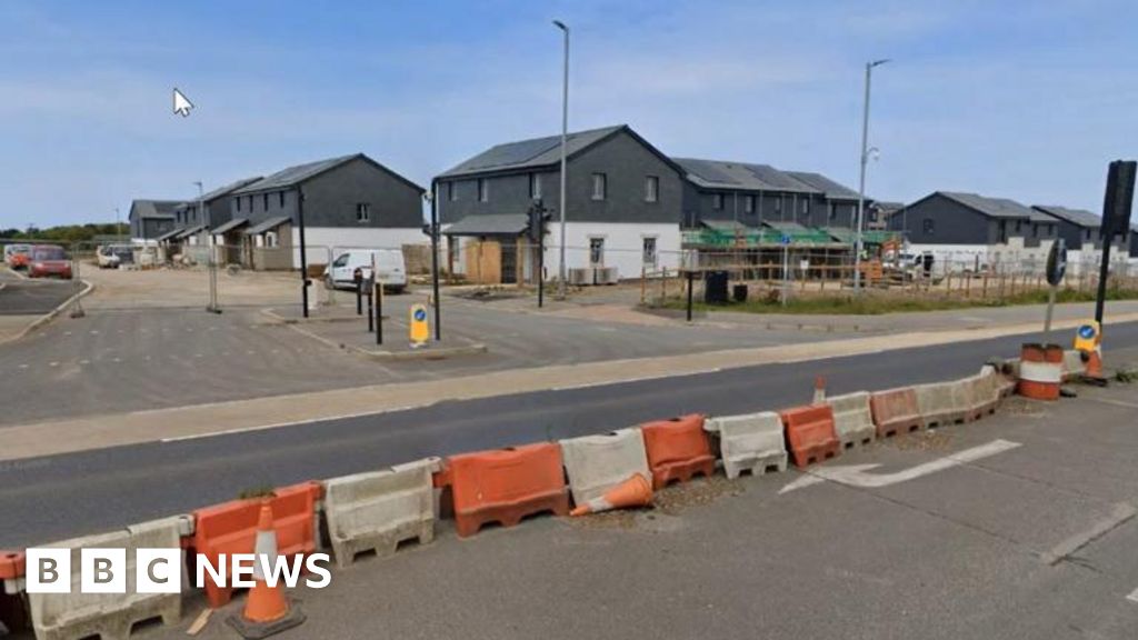 Plans for 185 homes near Redruth approved despite flooding fears - BBC News