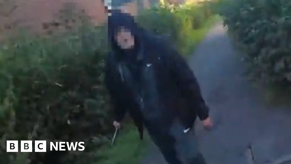 Cambridge man threatened police with knife