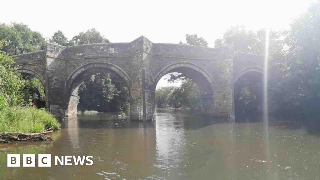 Devon bridges get steel protection against flood damage - BBC News