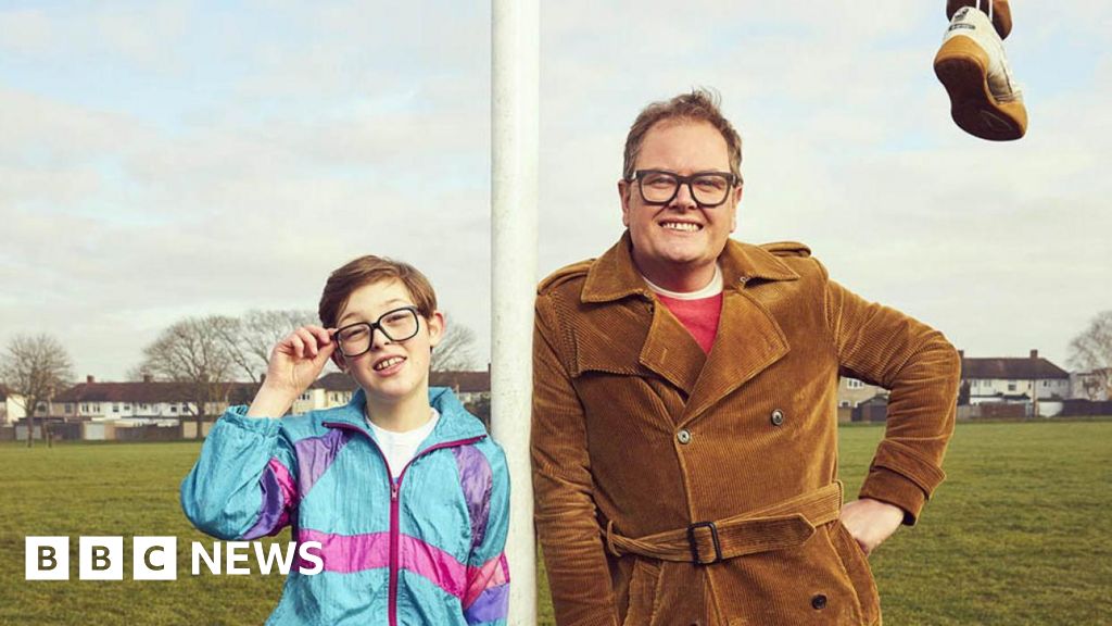 Alan Carr's Northampton childhood sitcom begins filming - BBC News