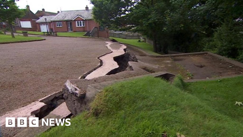 Huge cracks appear at home near new housing development - BBC News