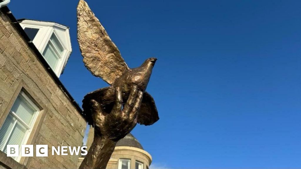 The pigeon that saved lives in WWII gets a statue - BBC News
