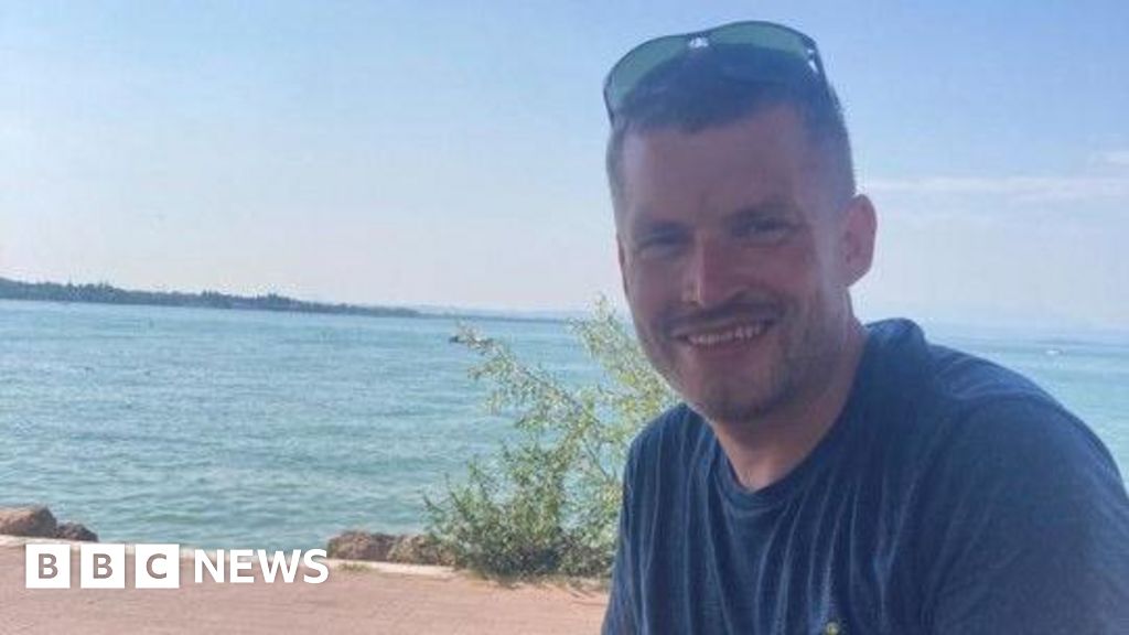 Paul Frear: 'Confusing' signage at junction where sergeant died - BBC News