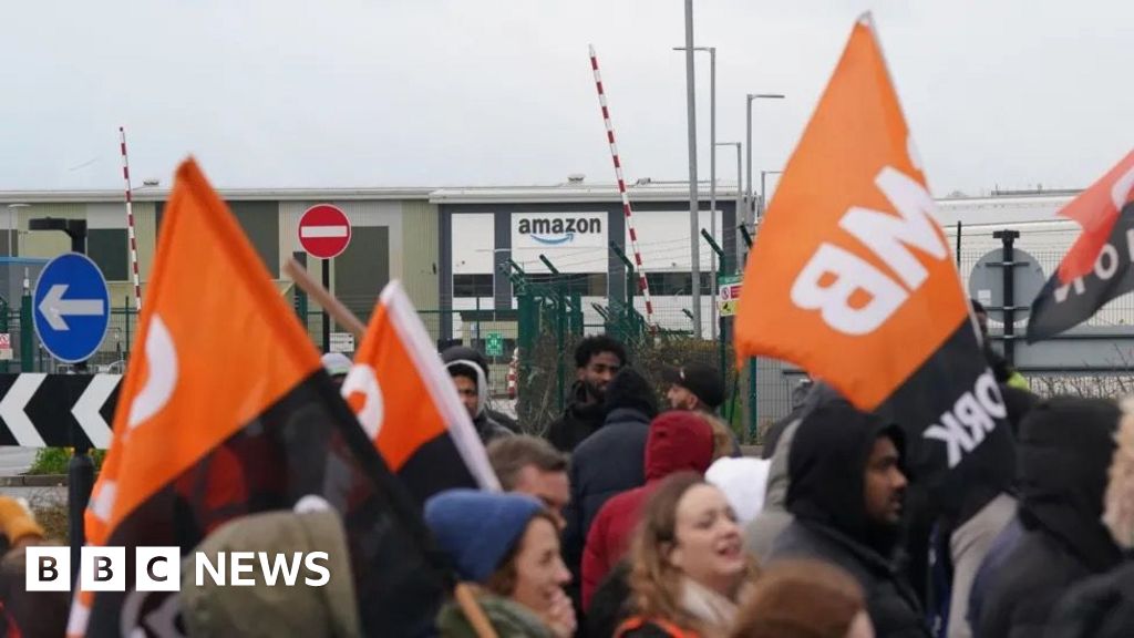GMB union to hold ballot at Amazon warehouse - BBC News
