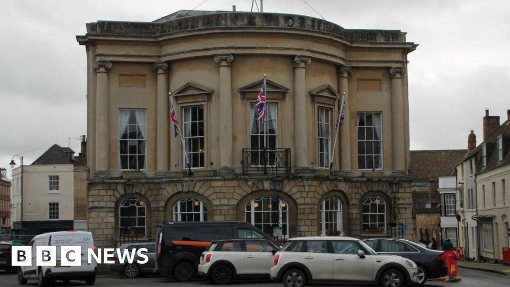 Devizes Town Hall to undergo repairs - BBC News