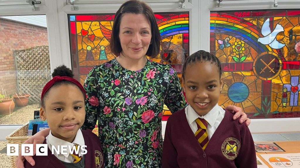 School hopes to build amphitheatre so pupils feel special - BBC News