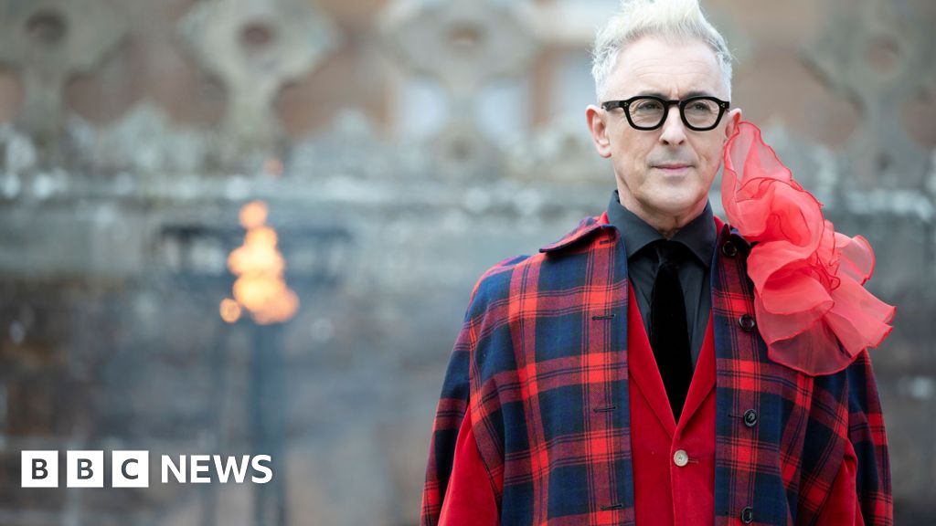 Alan Cumming: I feel like Bond villain in US Traitors - BBC News