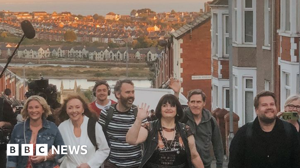 Gavin and Stacey Christmas special cast bid farewell to Barry - BBC News