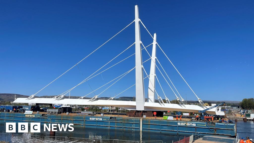 First section of new Renfrew Bridge delivered from Holland