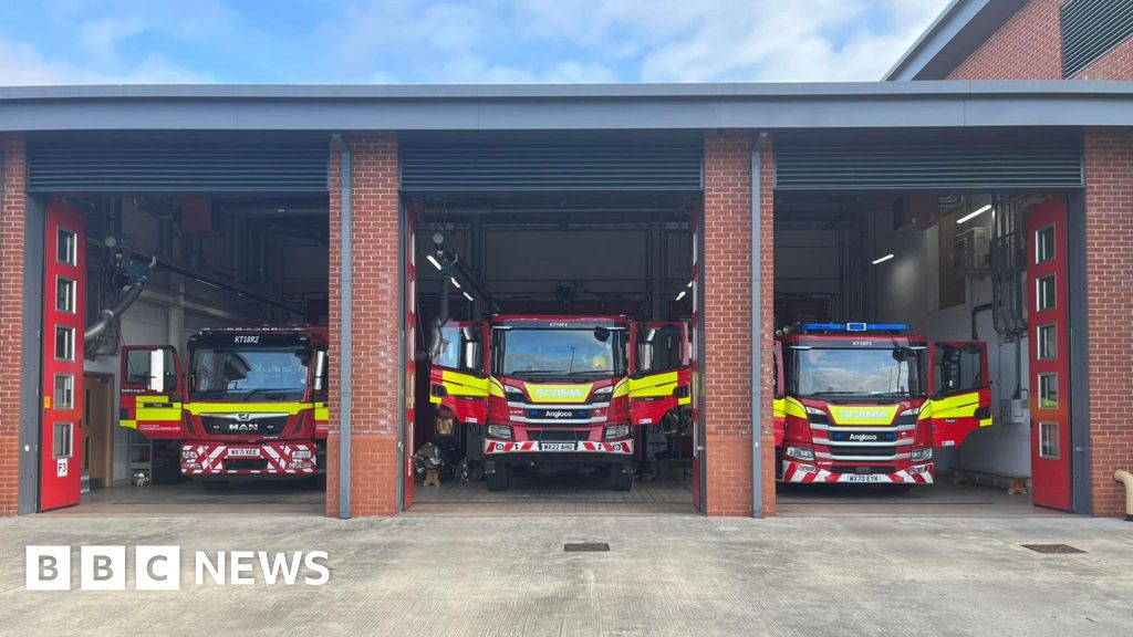 Poole fire engine cuts put crews and public at risk, says union - BBC News