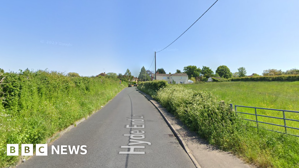 Berkshire: Man's body found in field near Ryeish Green - BBC News