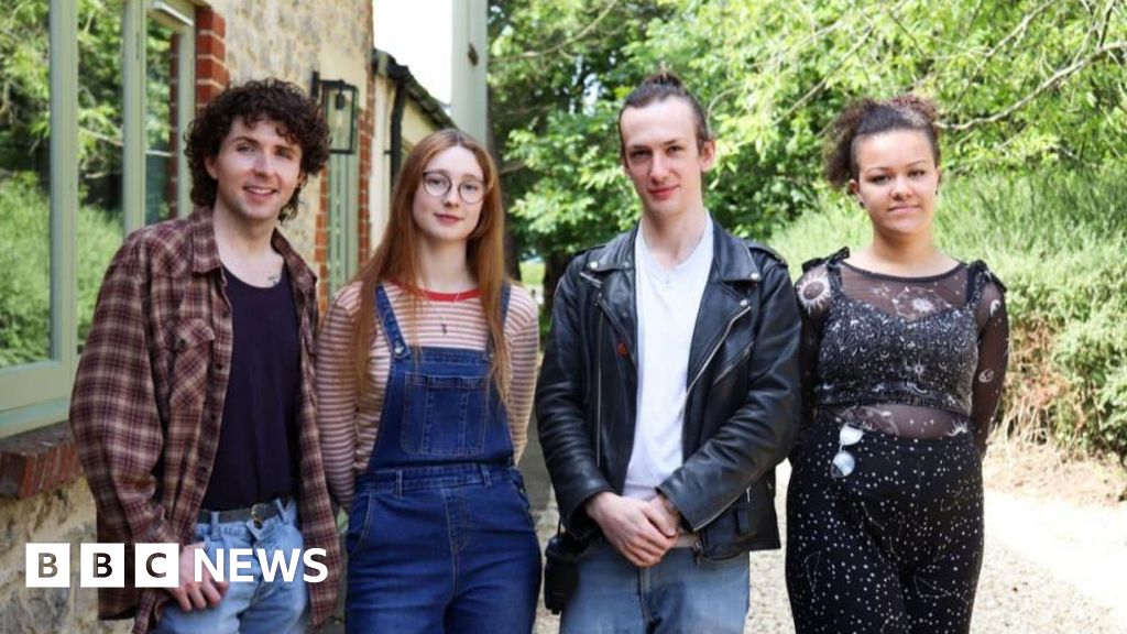 Swindon's Signal Festival celebrates town's young creatives - BBC News