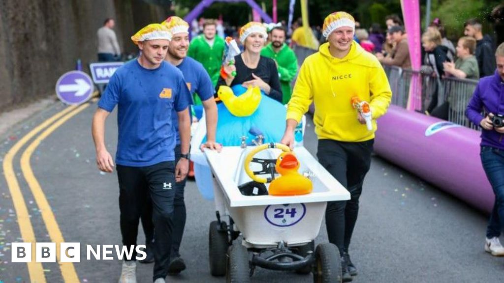 Krazy Races soapbox derby comes to Crewe - BBC News